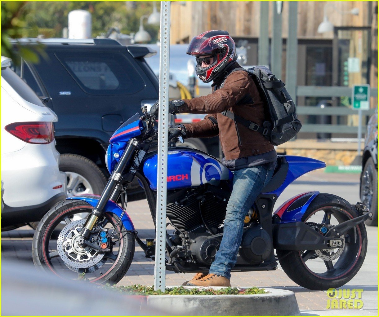 Keanu Reeves Gets Chatty With Fans While Out On A Motorcycle Ride ...