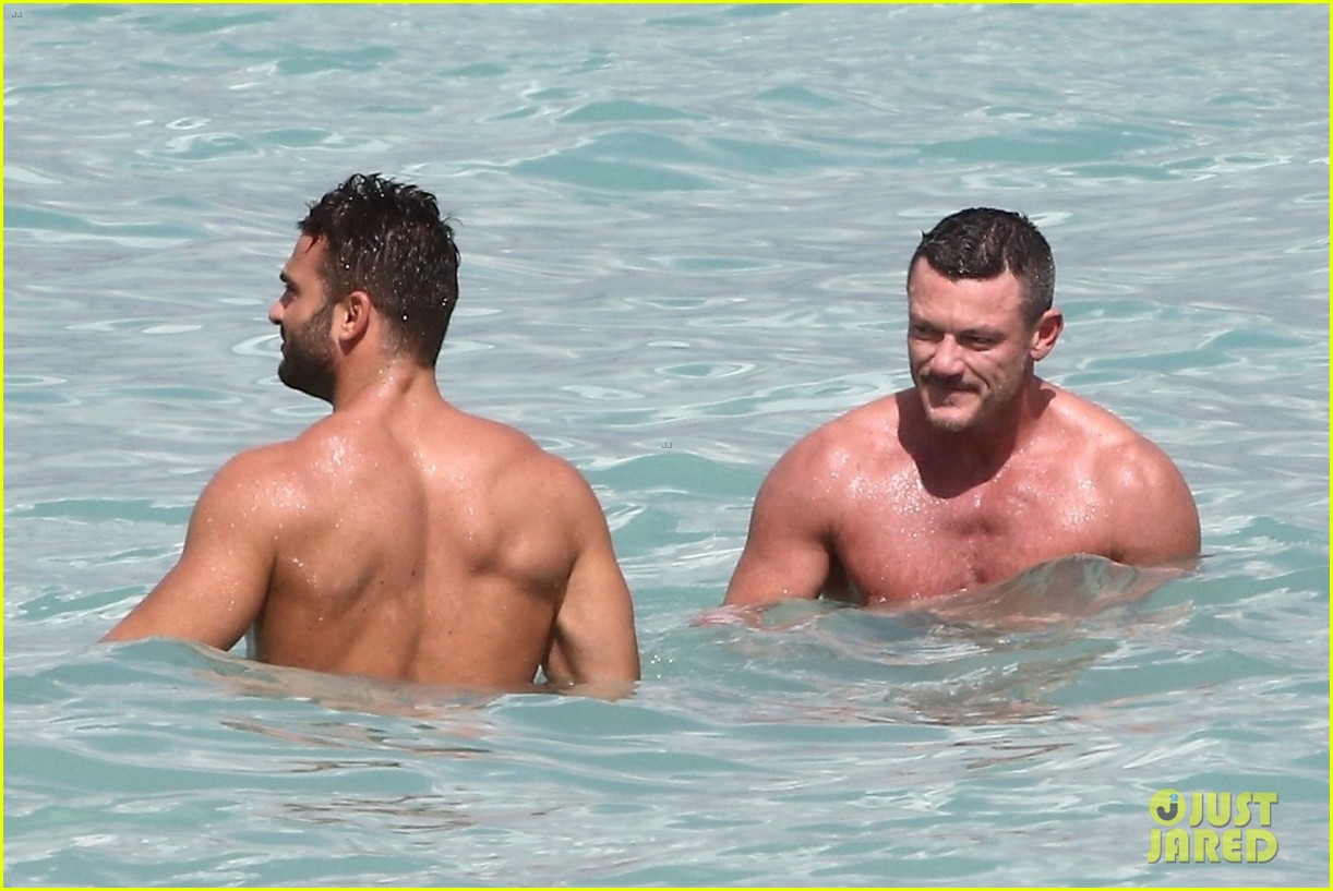 Luke Evans Shows Off His Buff Bod at the Beach With a Friend in Miami ...