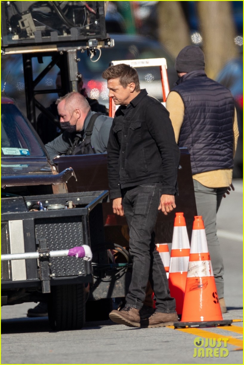 Hailee Steinfeld & Jeremy Renner Continue Filming 'Hawkeye' in Atlanta ...