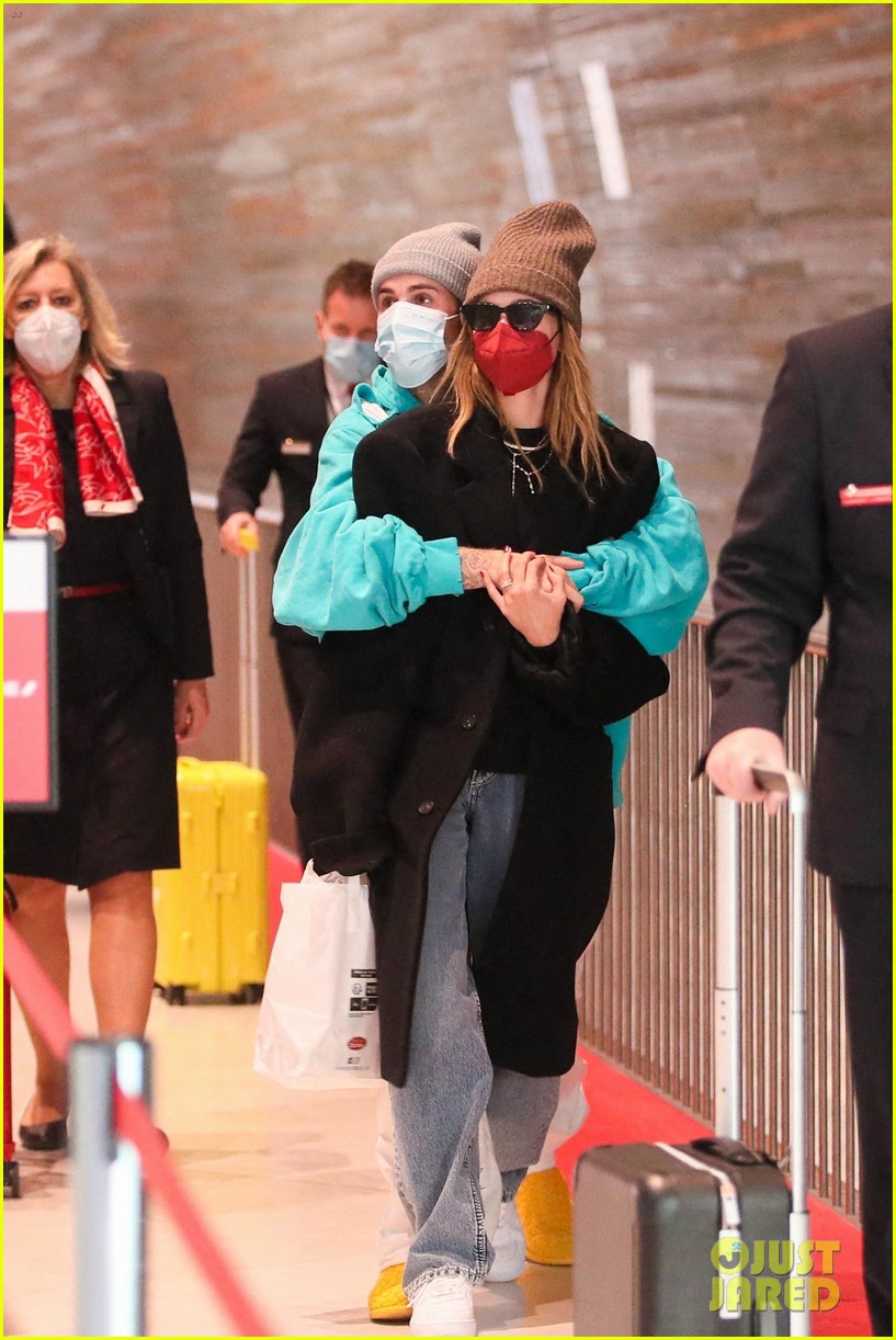Justin Hailey Bieber Cuddle Up In The Airport While Leaving Paris