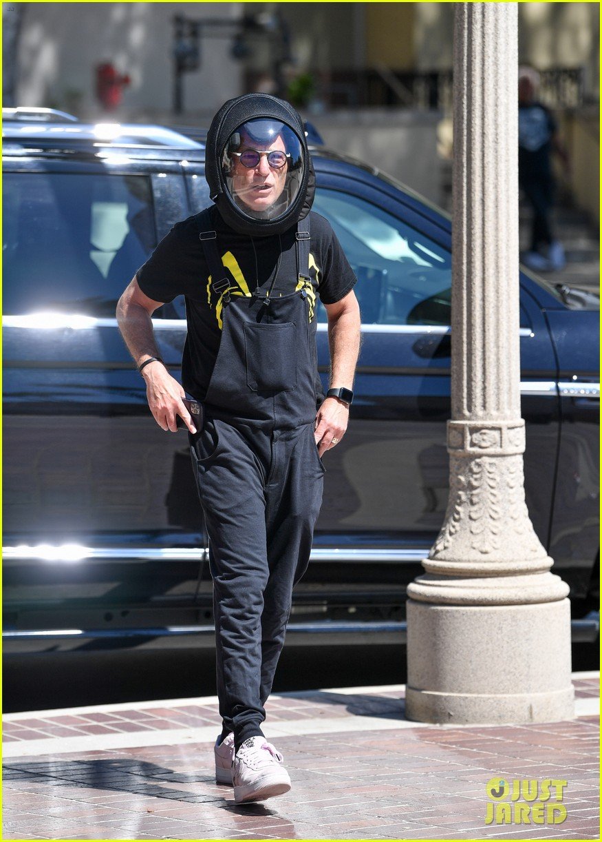 Howie Mandel Protects Himself from COVID-19 in Astronaut Helmet While ...