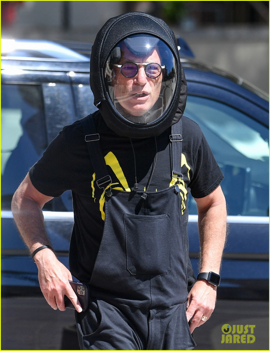 Howie Mandel Protects Himself from COVID-19 in Astronaut Helmet While ...