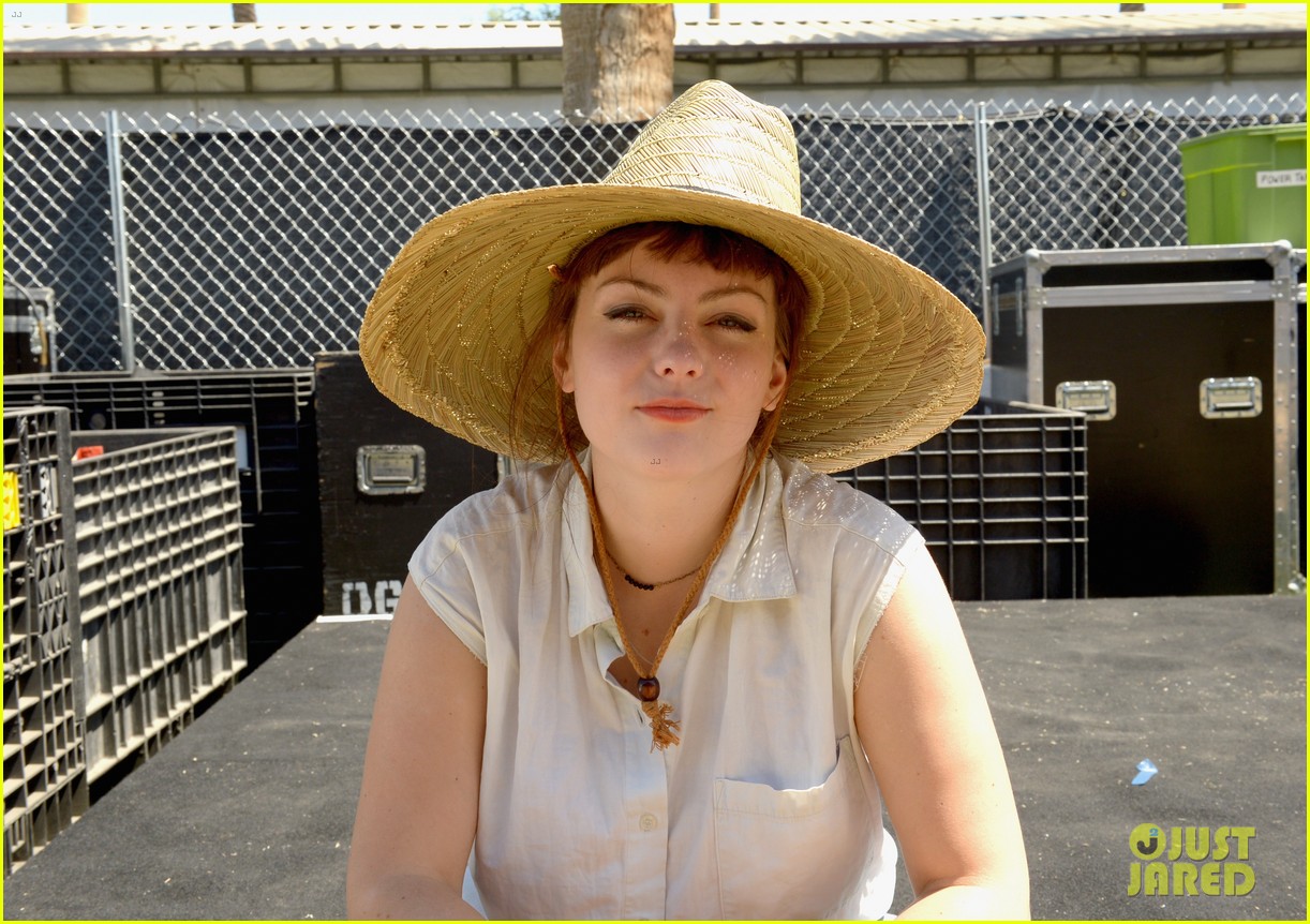 Singer Angel Olsen Comes Out as Gay, Introduces Fans to Her Partner ...