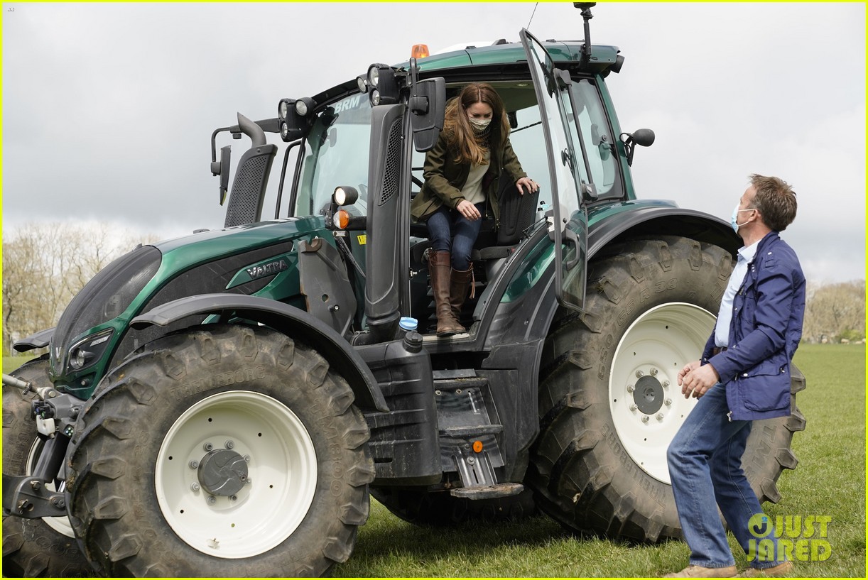 Kate Middleton & Prince William Enjoy a Day at a Farm Petting Animals ...