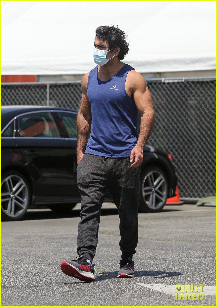 Kumail Nanjiani Puts His Muscles On Display Following Workout in LA ...