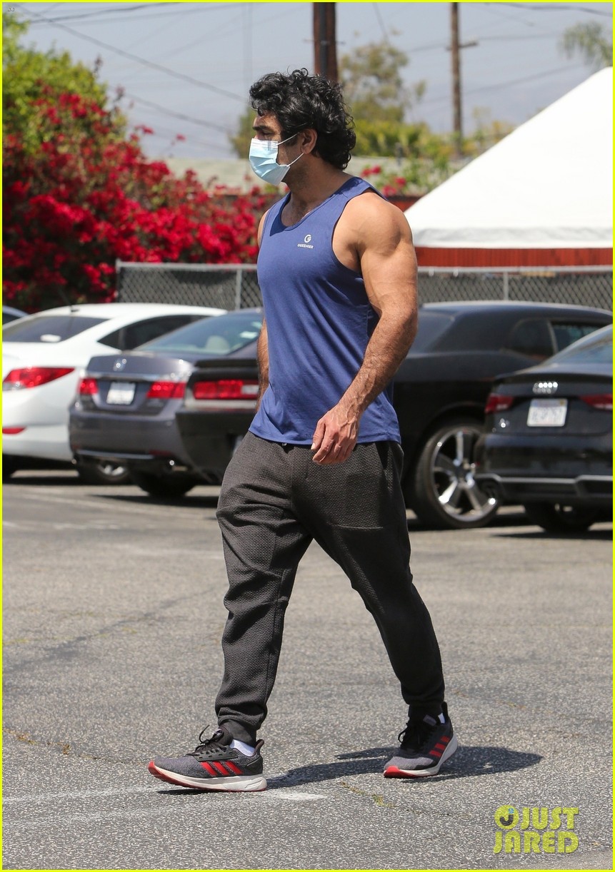 Kumail Nanjiani Puts His Muscles On Display Following Workout in LA ...