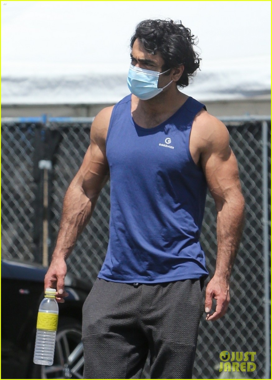 Kumail Nanjiani Puts His Muscles On Display Following Workout in LA ...