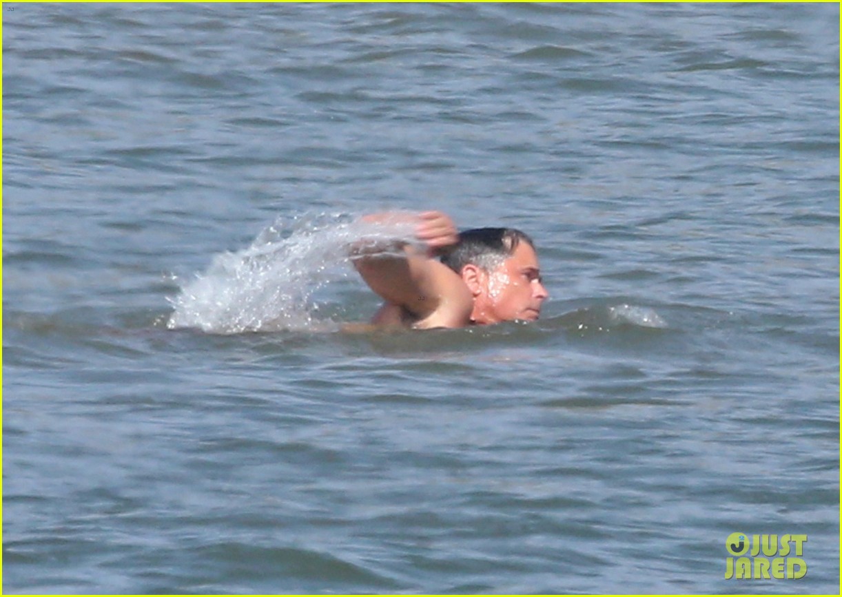 Rob Lowe Goes for a Dip in the Ocean in Santa Barbara: Photo 4538537 ...