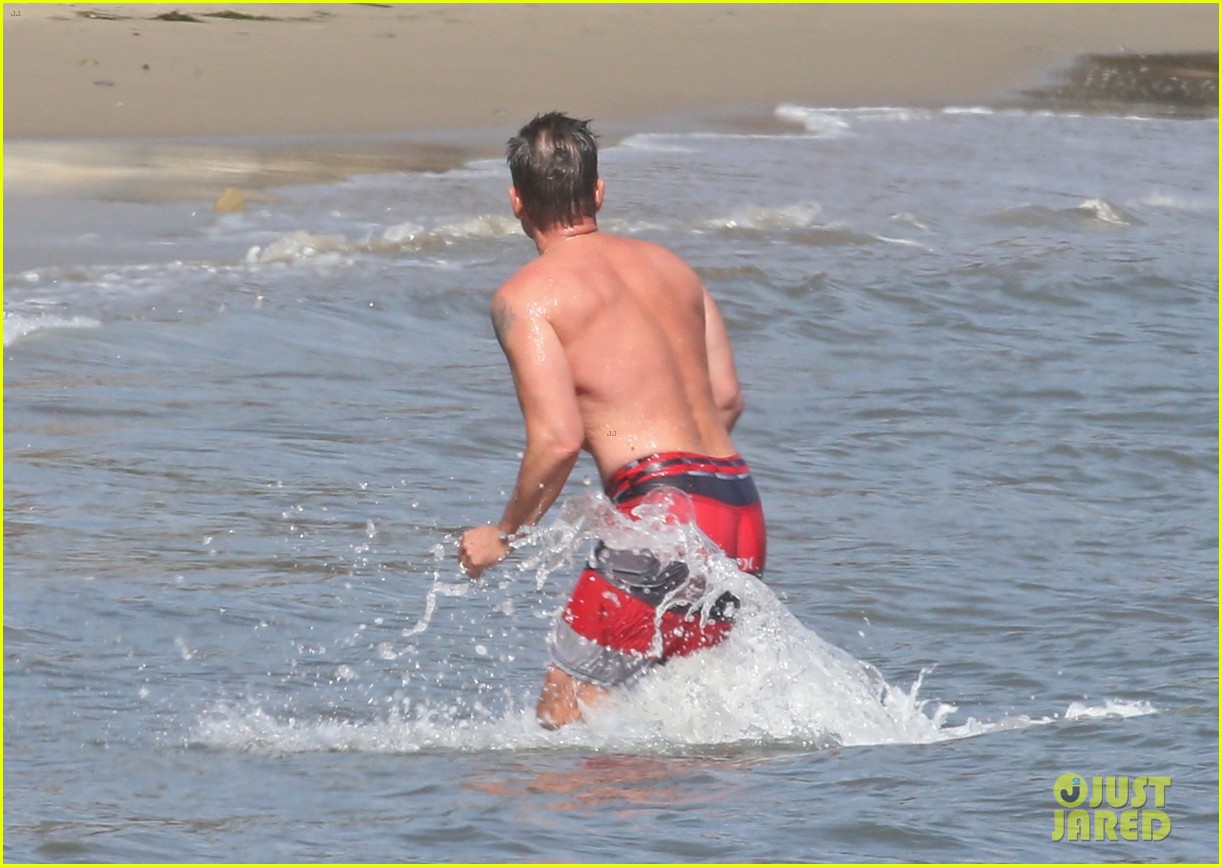 Rob Lowe Goes for a Dip in the Ocean in Santa Barbara: Photo 4538554 ...