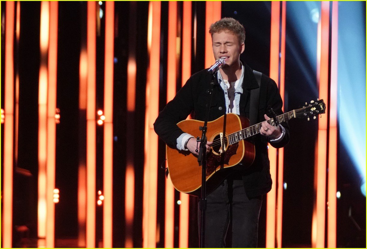 Hunter Metts Breaks Down on 'American Idol' After Forgetting the Words ...