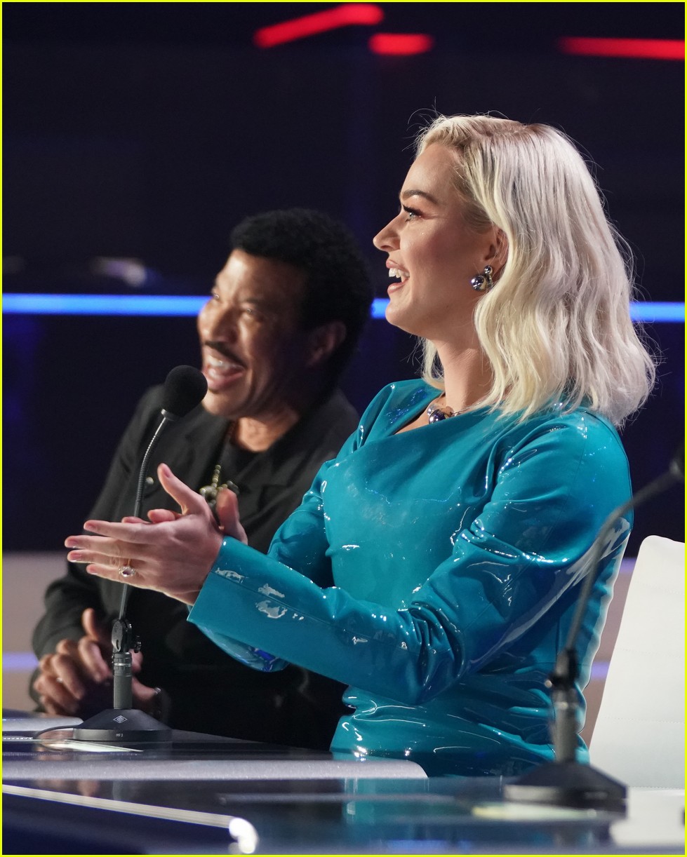 Katy Perry's Dress for 'American Idol' First Live Show Makes Fart Noise ...