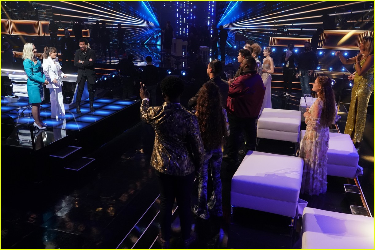 Katy Perry's Dress for 'American Idol' First Live Show Makes Fart Noise ...