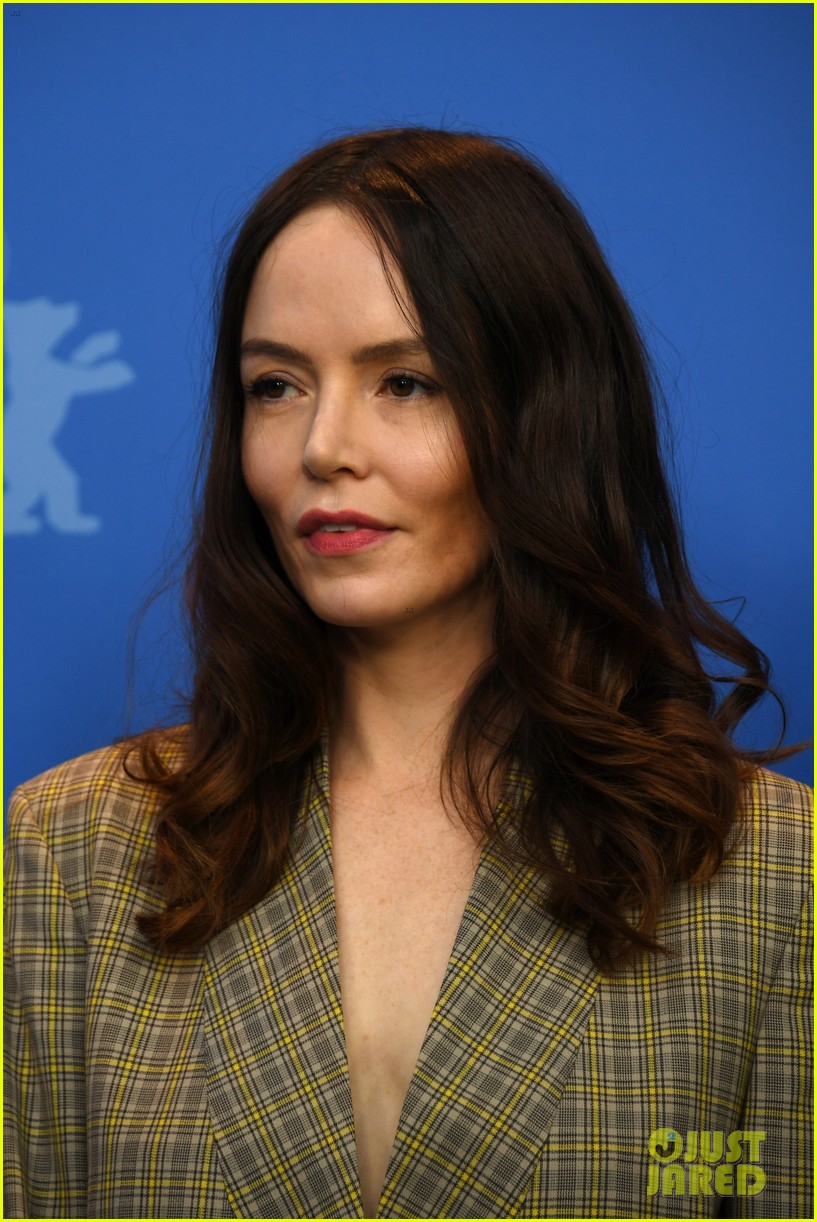 'Profile' Movie Plays Out Entirely On a Computer Screen - Watch the ...