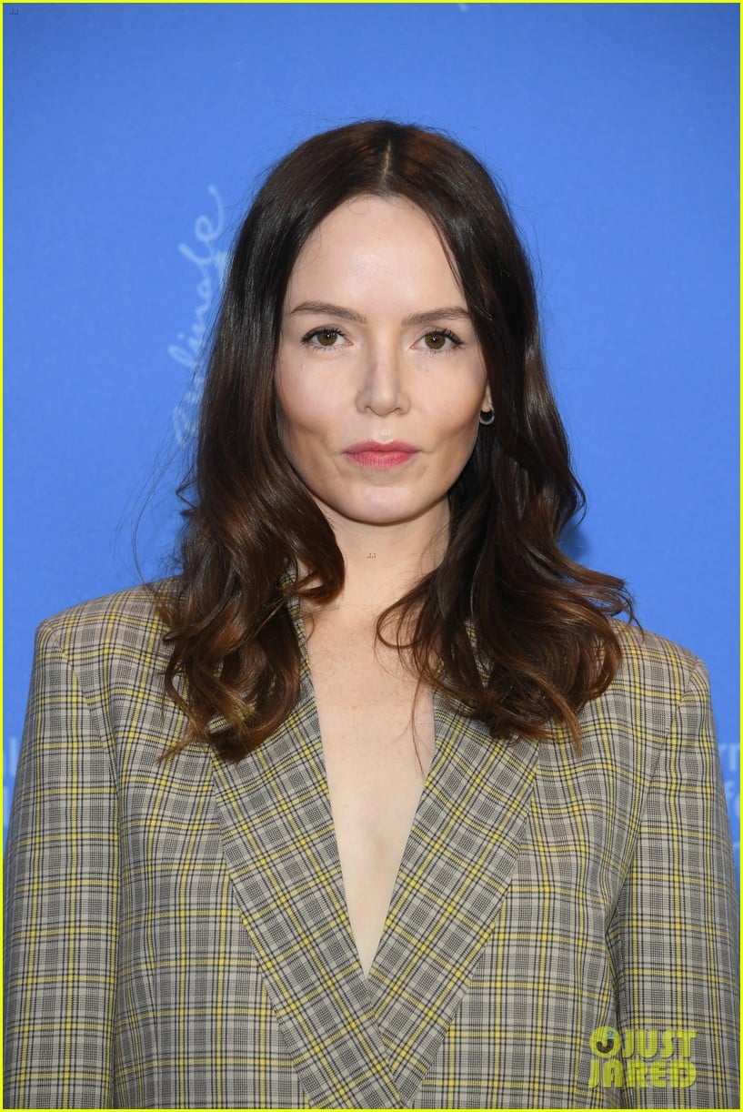 'Profile' Movie Plays Out Entirely On a Computer Screen - Watch the ...