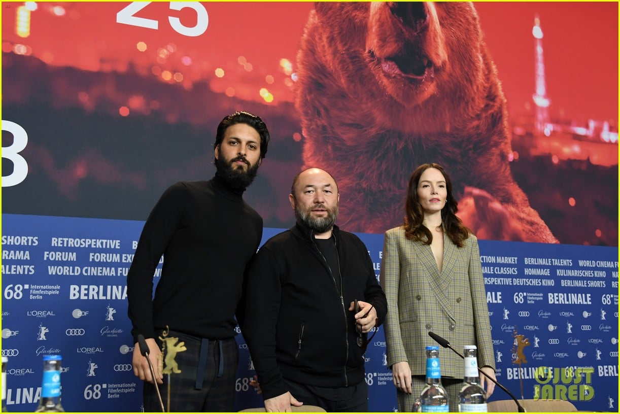 'Profile' Movie Plays Out Entirely On a Computer Screen - Watch the ...