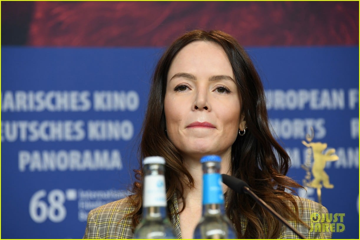 'Profile' Movie Plays Out Entirely On a Computer Screen - Watch the ...