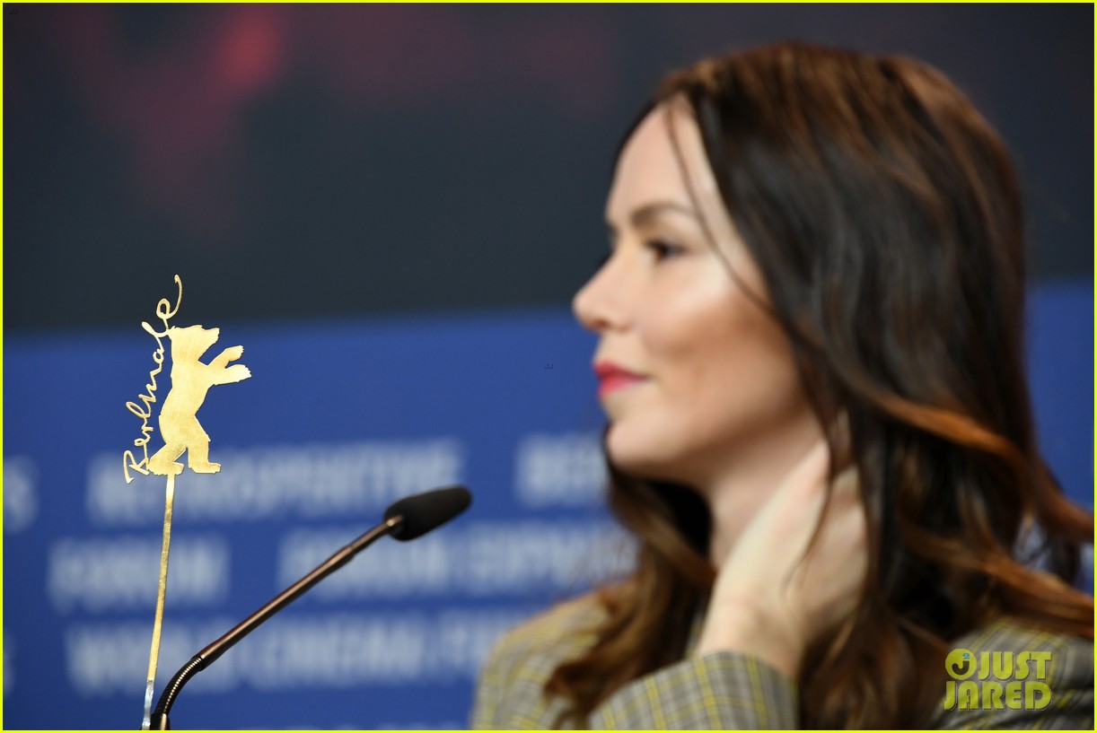 'Profile' Movie Plays Out Entirely On a Computer Screen - Watch the ...