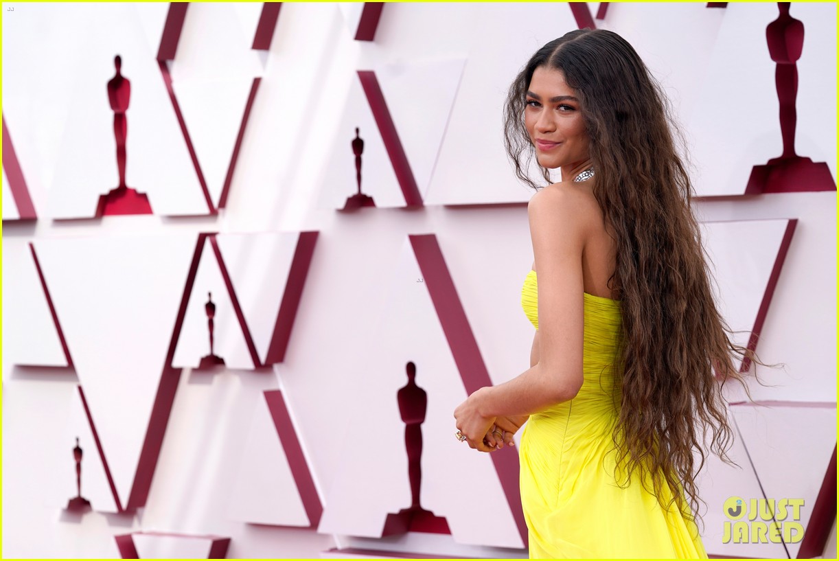 Zendaya Wore a Mask While Seated Inside at Oscars 2021 & Fans Praised ...