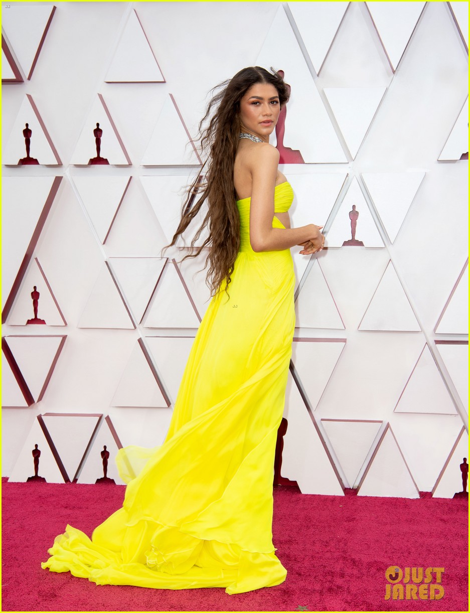Zendaya Wore a Mask While Seated Inside at Oscars 2021 & Fans Praised ...