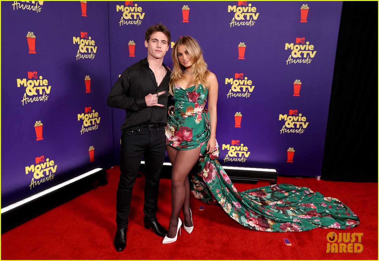 Addison Rae & Tanner Buchanan Share A Kiss While Presenting Best Kiss ...