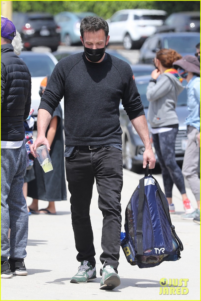 Ben Affleck Joins Jennifer Garner to Watch Their Son's Swim Class ...