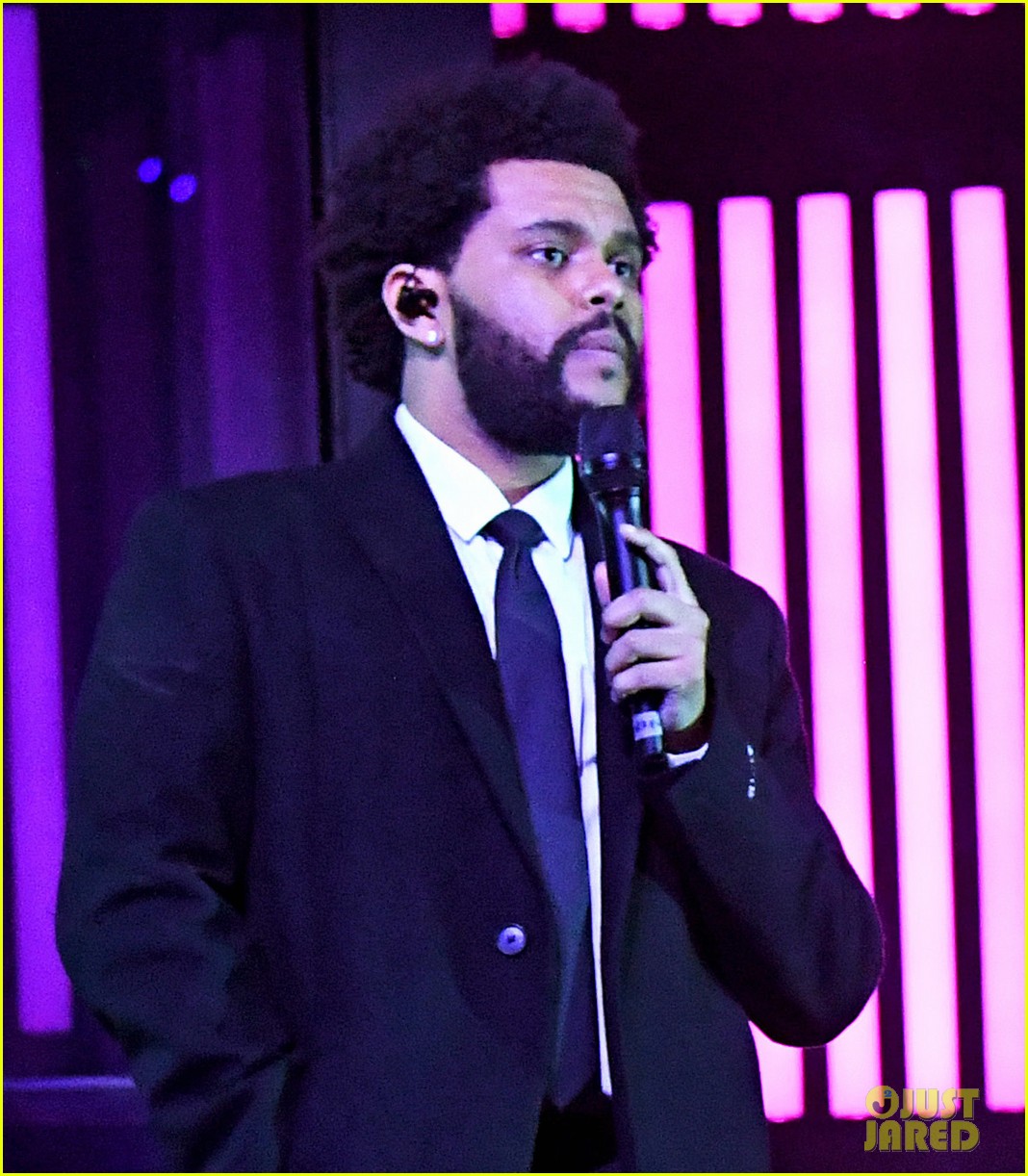 Ariana Grande Wears Wedding Ring While Performing with The Weeknd at ...