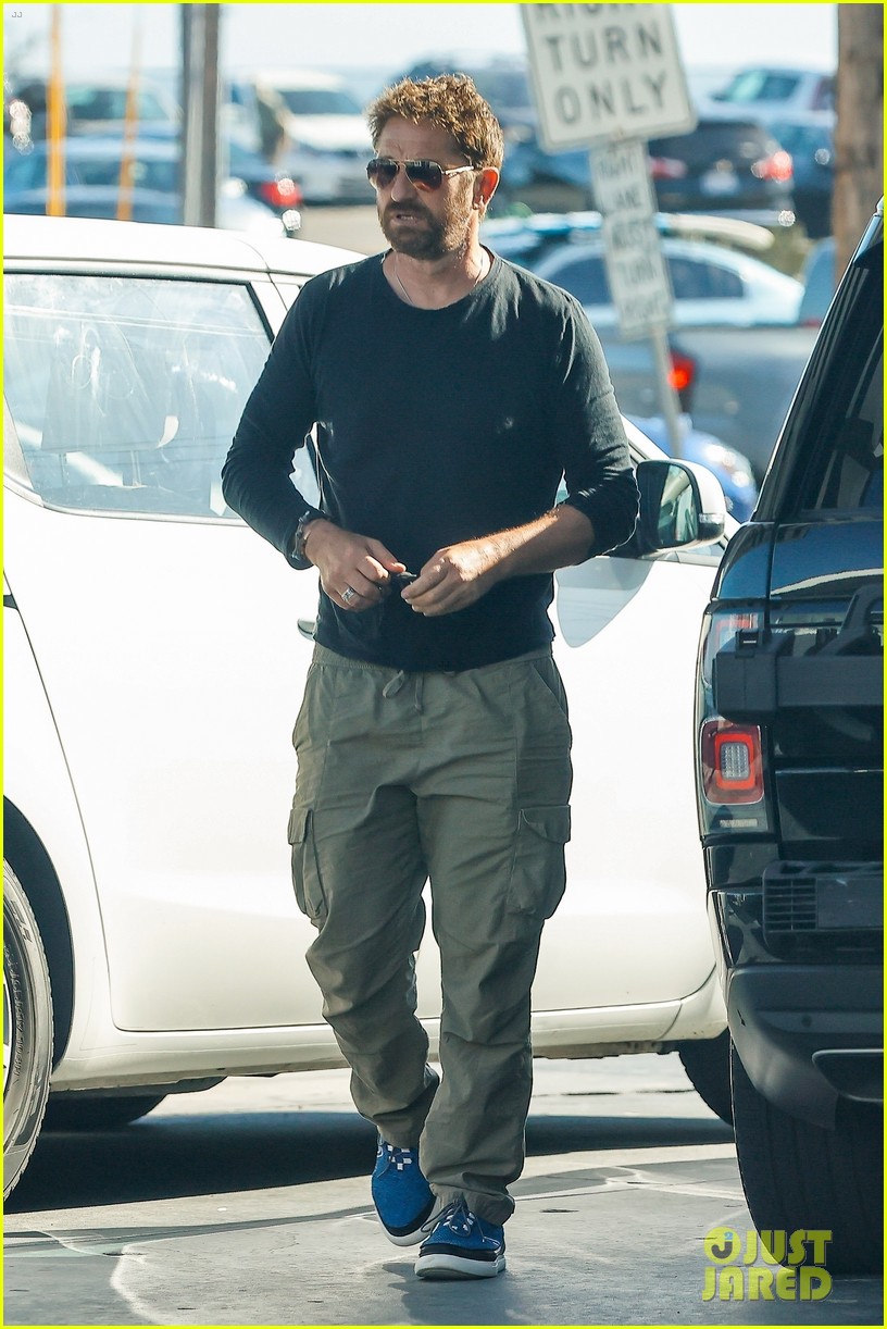 Gerard Butler Fuels Up His Truck While Out in Malibu: Photo 4550979 ...