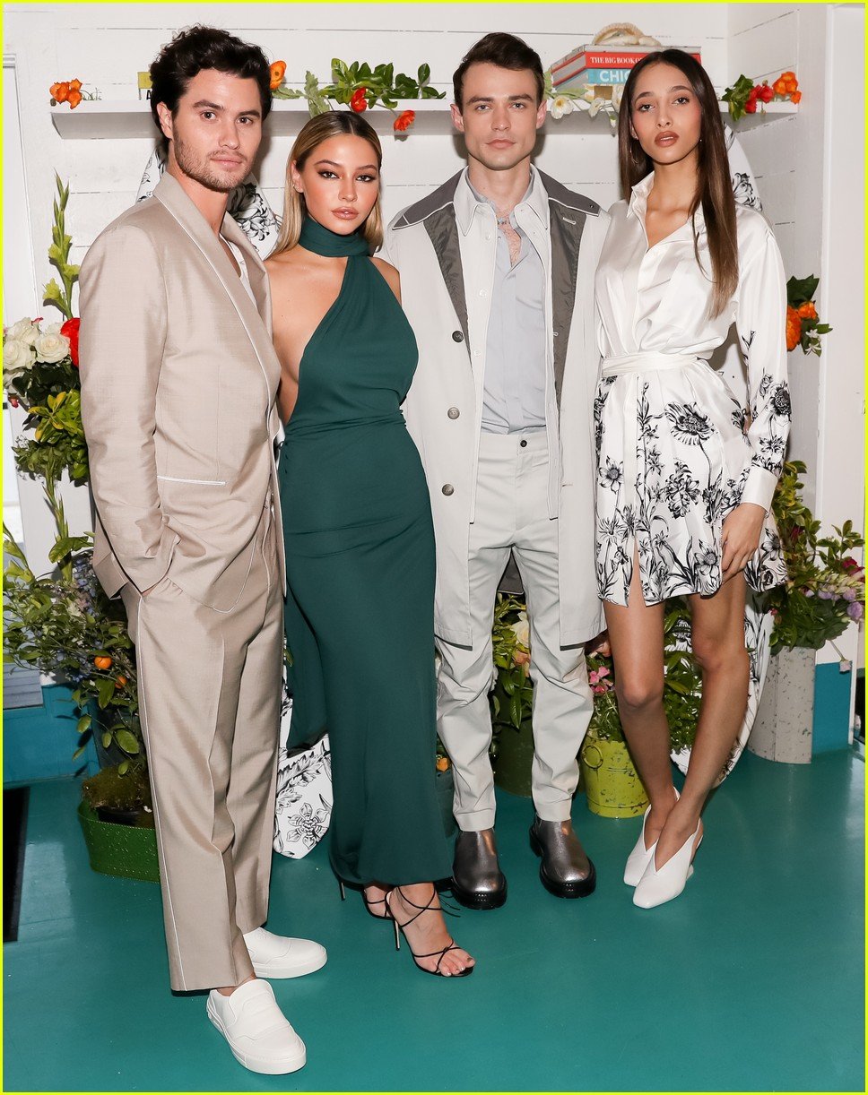 Gossip Girl's Thomas Doherty Makes Official Event Debut with Girlfriend ...