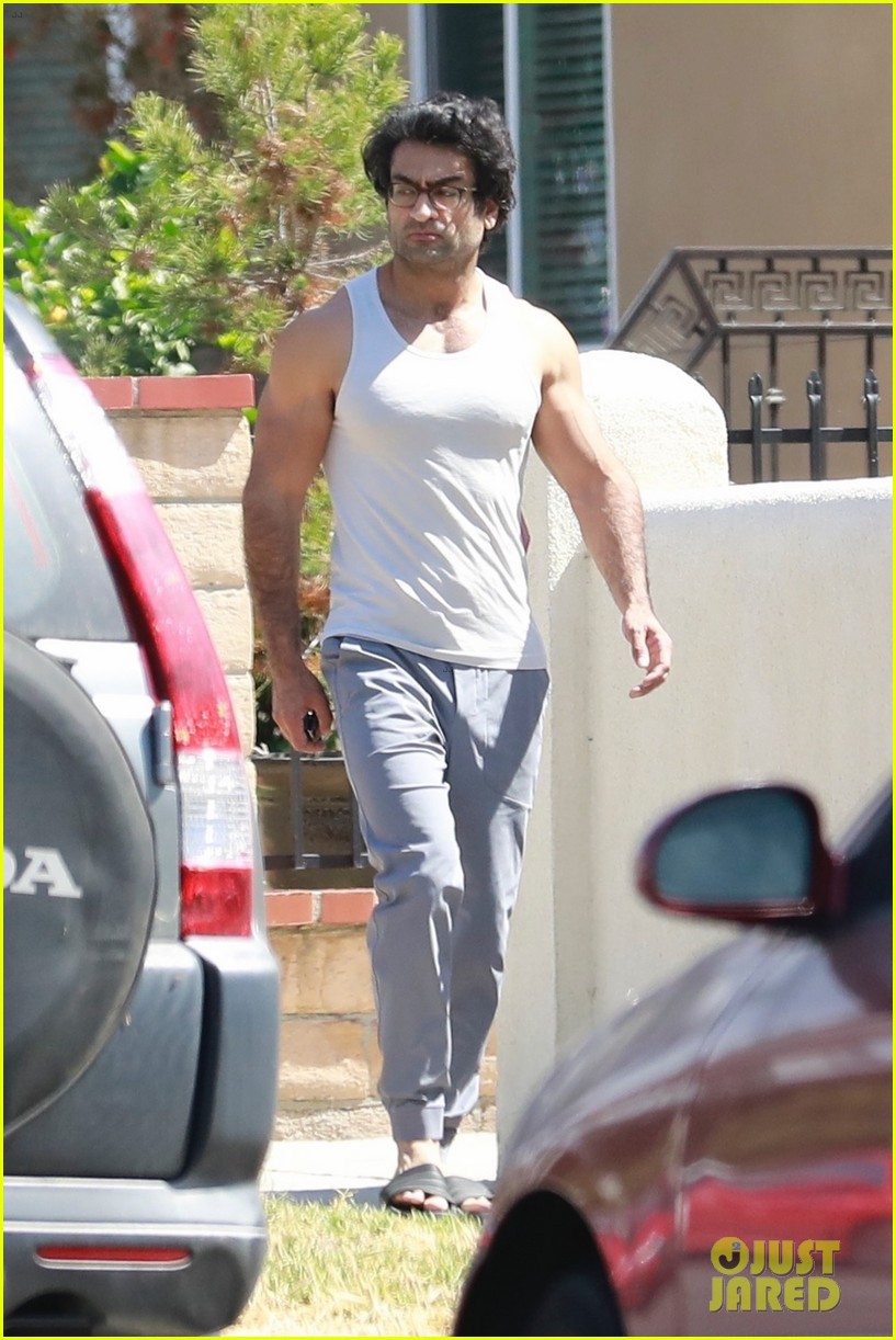 Kumail Nanjiani Flaunts His Massive Muscles in Tight Tank Shirt!: Photo ...
