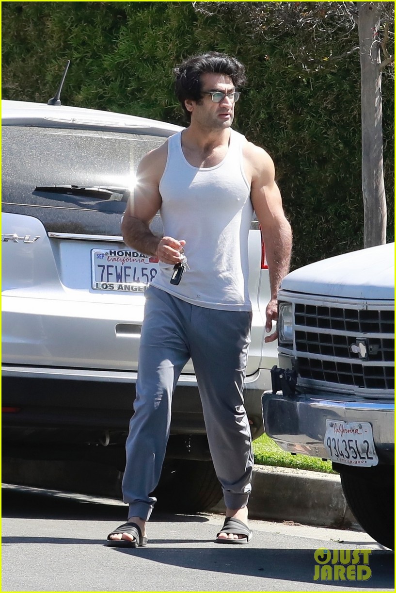Kumail Nanjiani Flaunts His Massive Muscles in Tight Tank Shirt!: Photo ...
