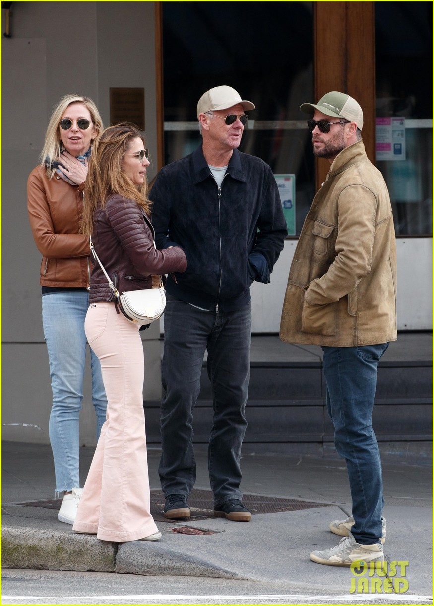Chris Hemsworth & Wife Elsa Pataky Spotted with His Parents During ...