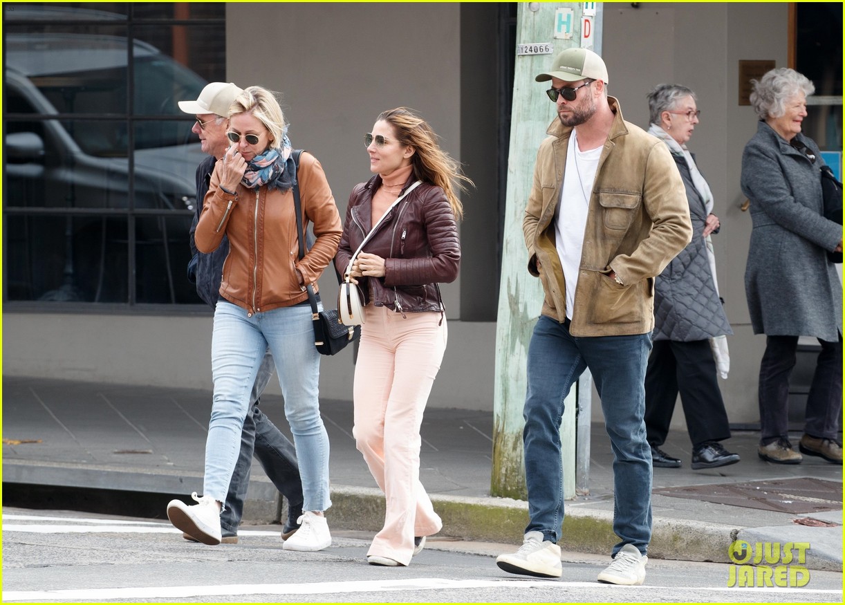 Chris Hemsworth & Wife Elsa Pataky Spotted with His Parents During ...