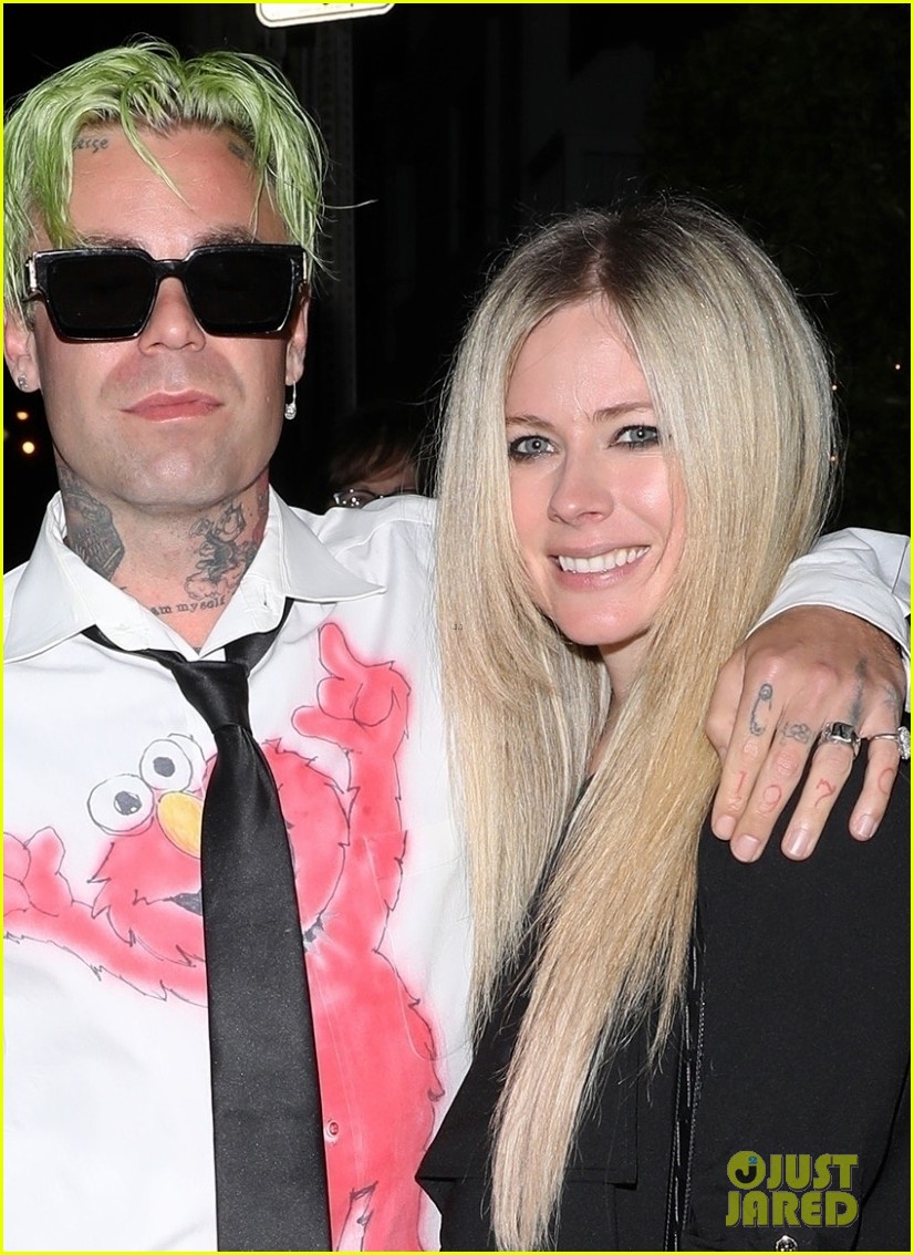 Avril Lavigne & Mod Sun Cozy Up Together at Dinner With Friends: Photo ...