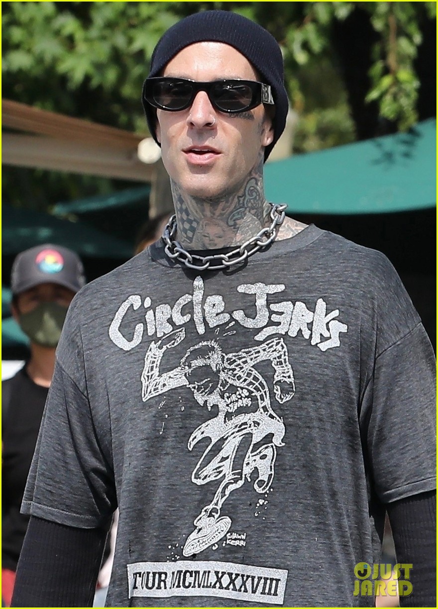 Kourtney Kardashian & Travis Barker Hold Hands While Shopping in Malibu ...