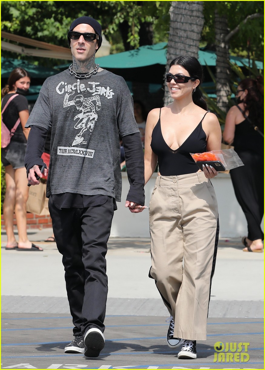Kourtney Kardashian & Travis Barker Hold Hands While Shopping in Malibu ...