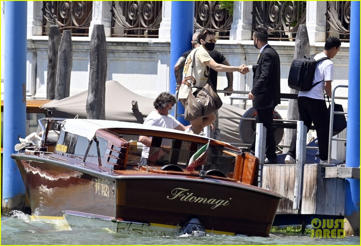 Photo: harry styles arrives in venice via boat 27 | Photo 4570112 ...