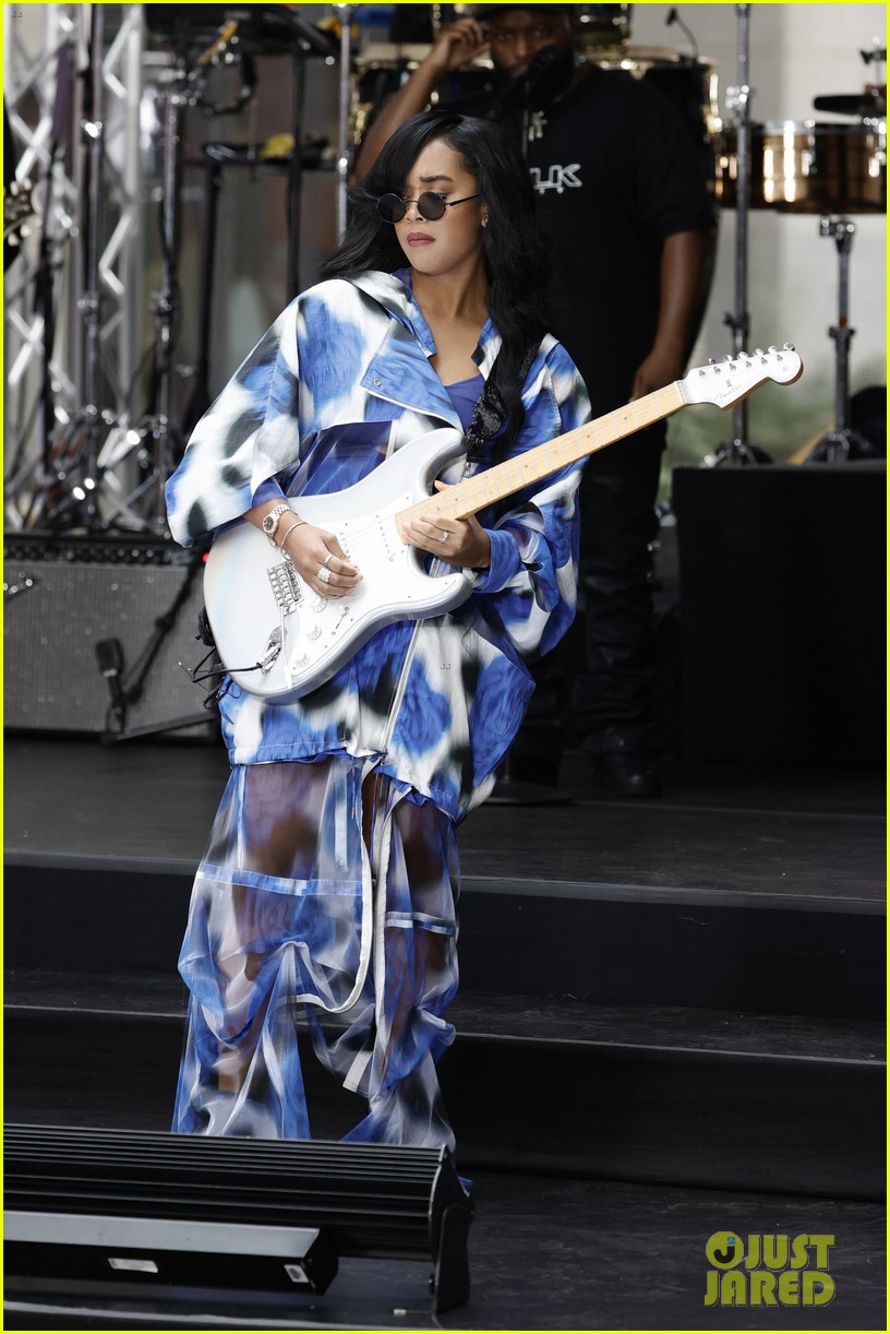 H.E.R. Was So Excited To Play In Front of an Audience on 'GMA': Photo ...