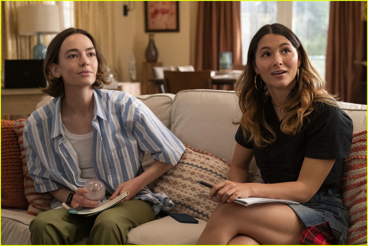 Netflix's 'Atypical' Finally Has a Debut Date, Plus, First Look Images ...