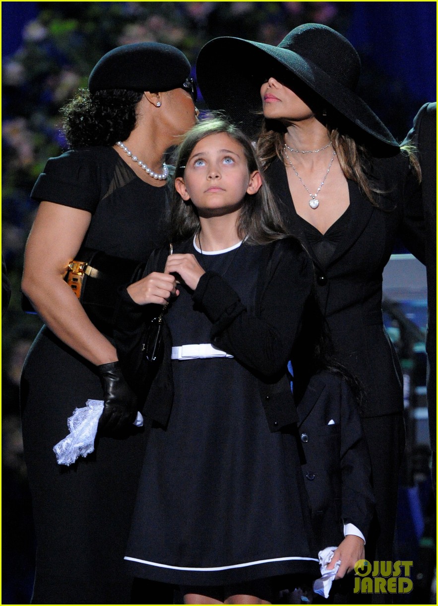 Paris Jackson Says Everyone Who Walks Into Her House Signs a NDA: Photo ...