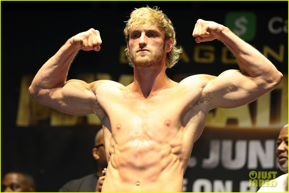 Floyd Mayweather & Logan Paul Flex Their Muscles at Weigh-In Ahead of ...
