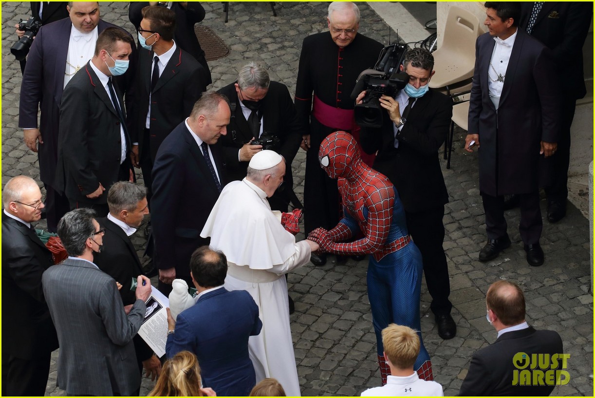 Pope Francis Meets Spider-Man During Weekly Service at The Vatican ...