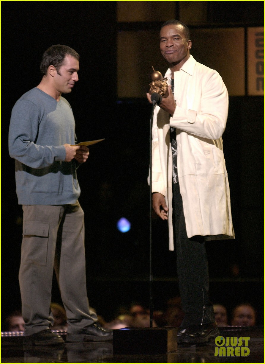 Joe Rogan's Height is a Trending Topic After Sky-Written Message About ...