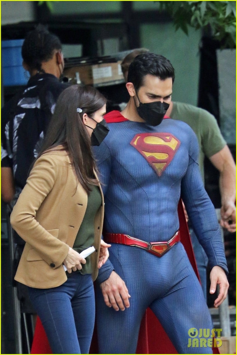 Tyler Hoechlin & Bitsie Tulloch Are All Smiles on Set for the 'Superman ...