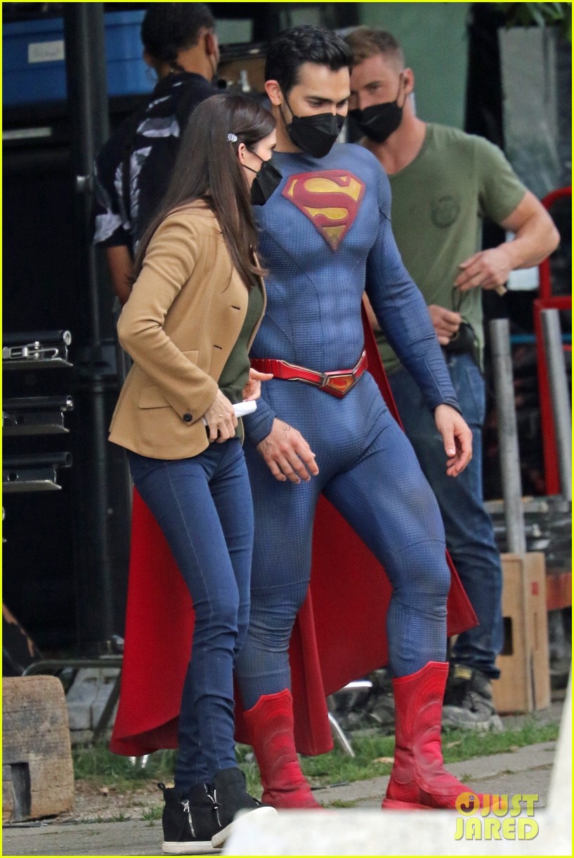 Tyler Hoechlin & Bitsie Tulloch Are All Smiles on Set for the 'Superman ...