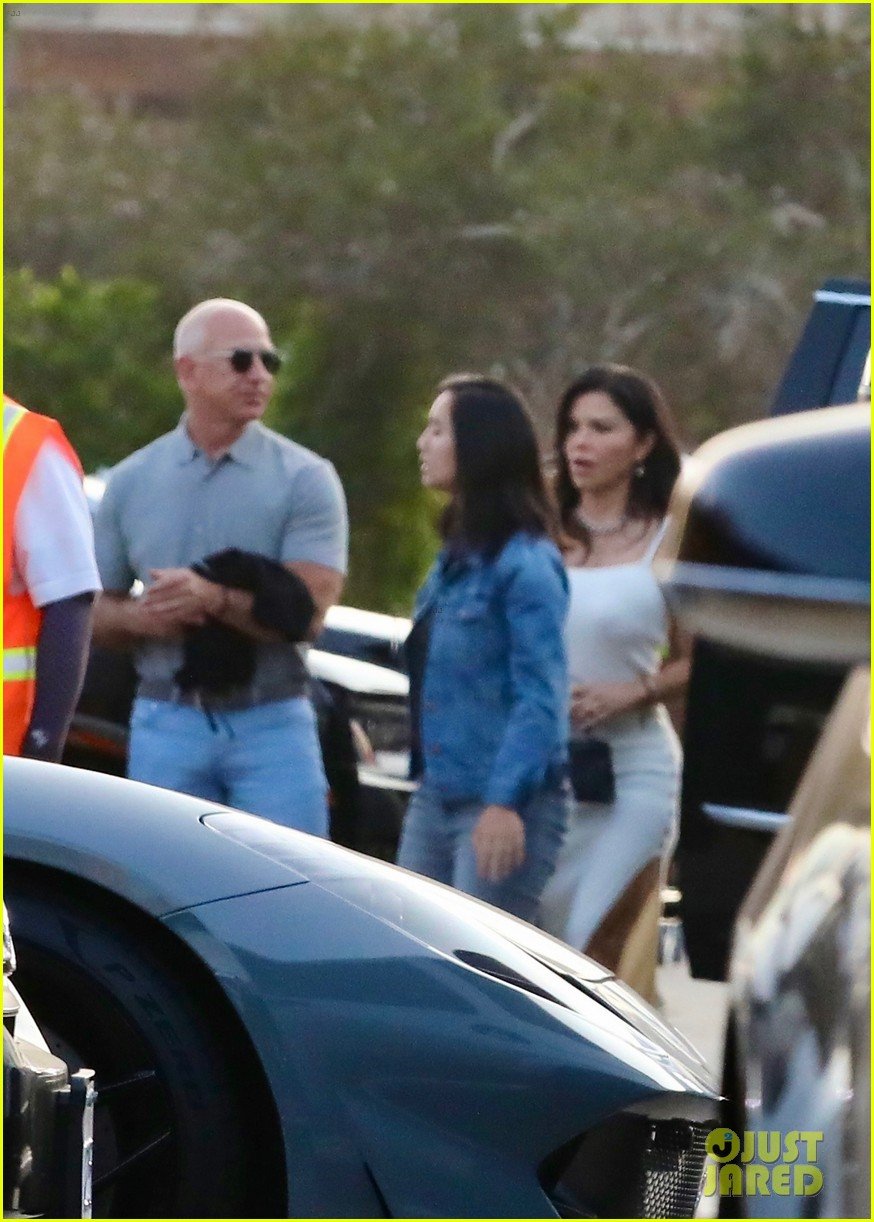 Jeff Bezos Arrives for Dinner With Friends & Family Ahead of His First ...