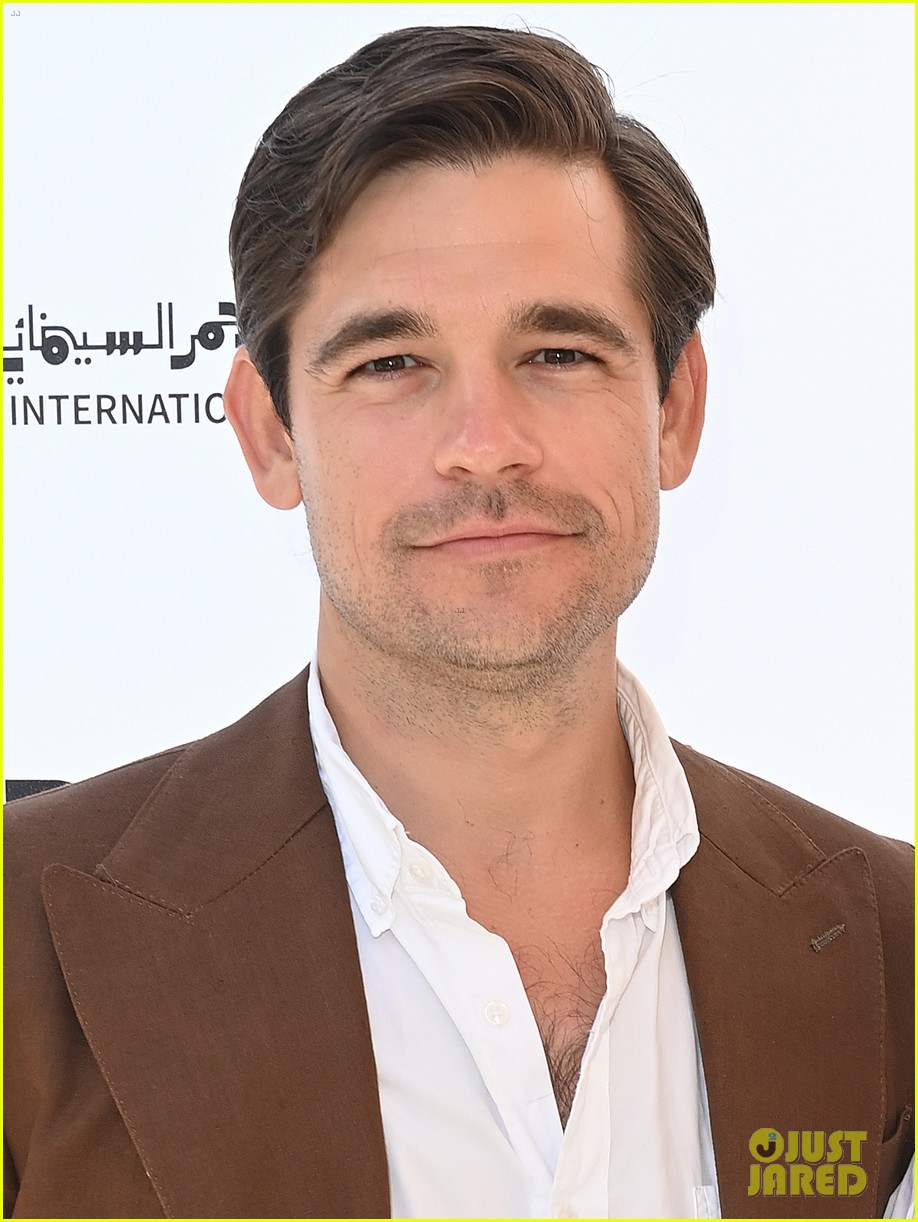 Rachel Brosnahan & Husband Jason Ralph Coordinate Their Outfits at ...