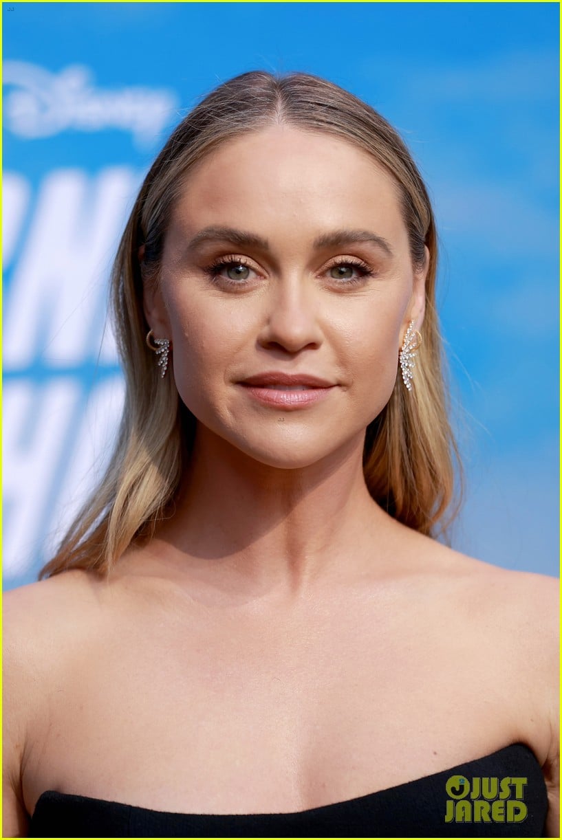 John Stamos Gives Josh Peck Bunny Ears at 'Turner & Hooch' Premiere ...