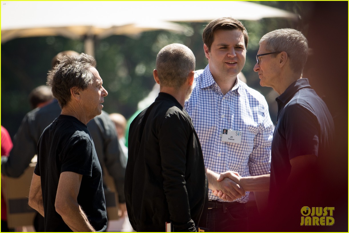 'Hillbilly Elegy' Author J.D. Vance's Campaign Sign Falls Off as He ...