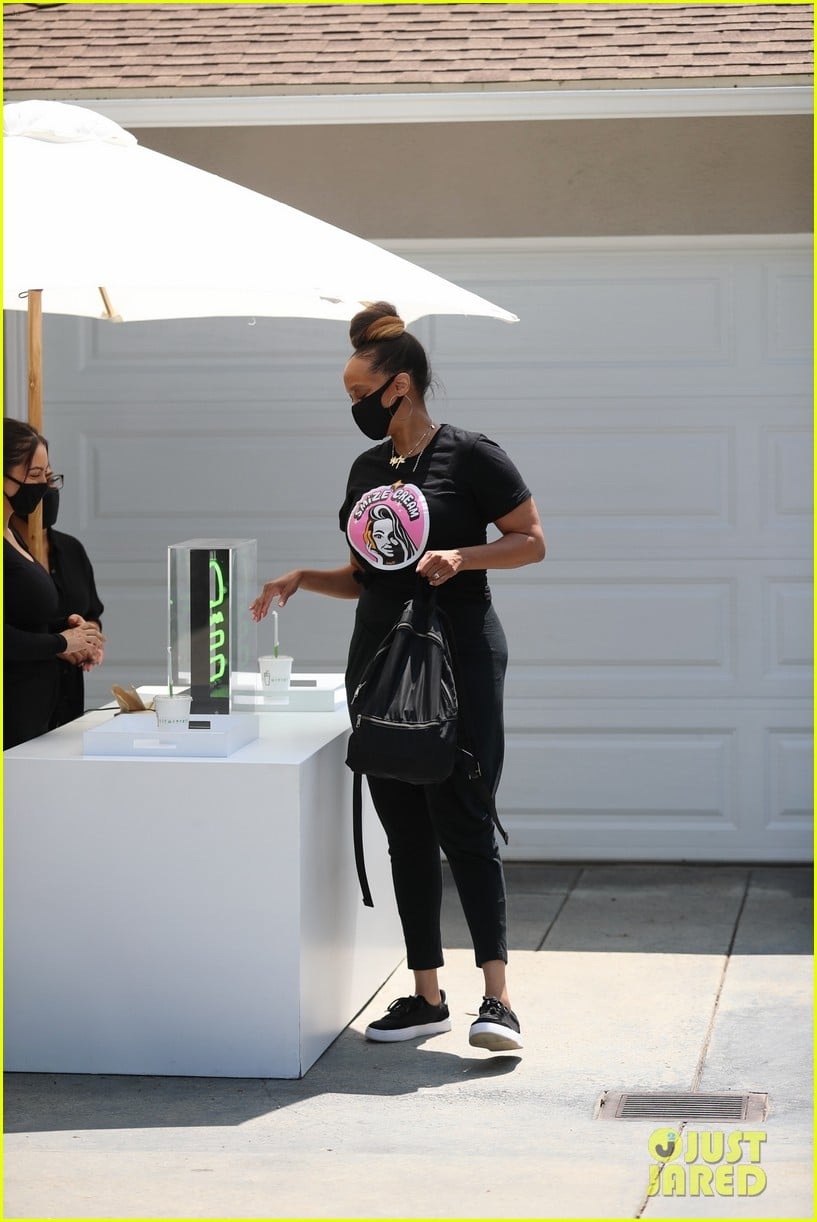 Tyra Banks Promotes Her SMiZE Cream at the Annual Day of Indulgence ...