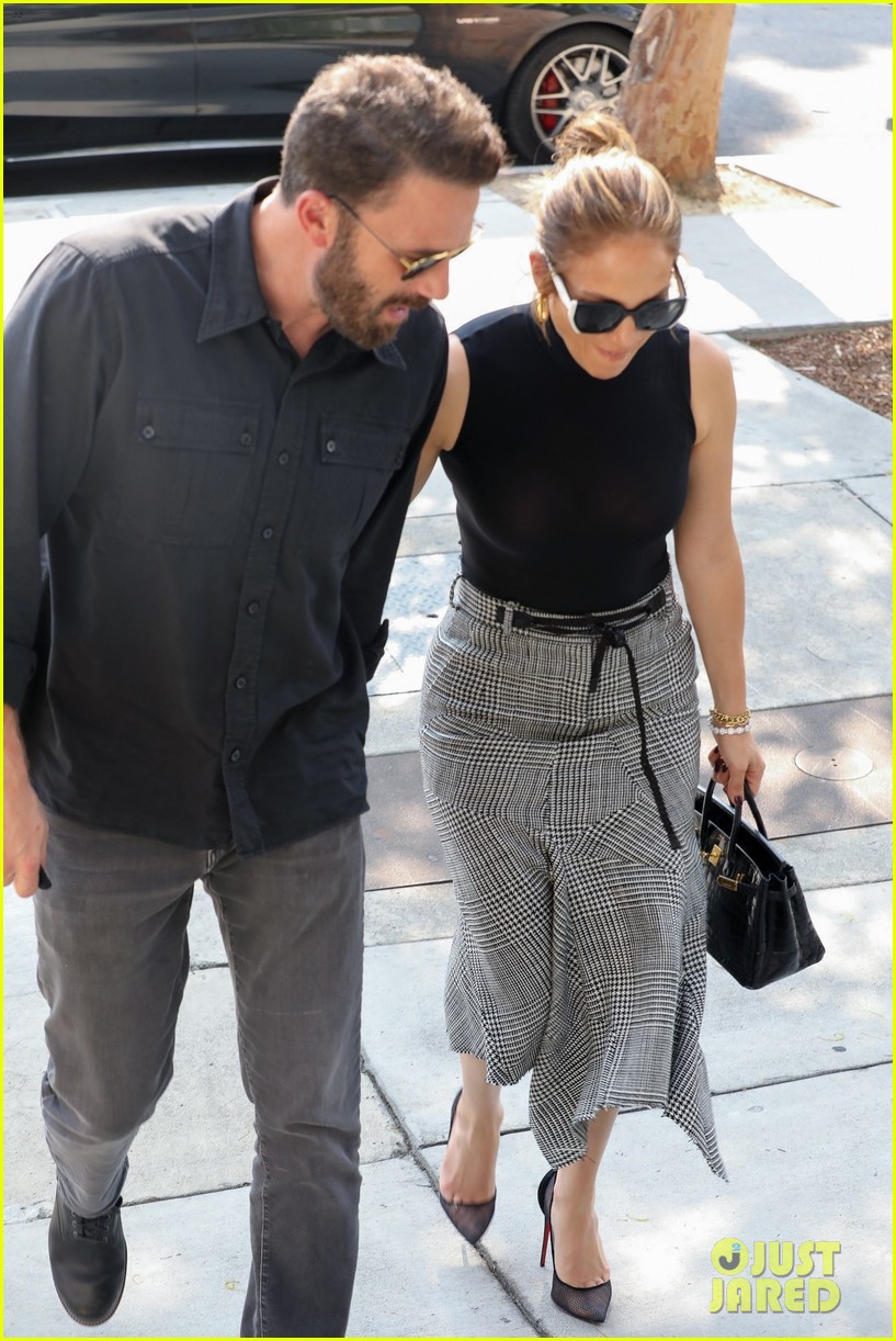 Ben Affleck & Jennifer Lopez Hold Hands During a Trip to the Mall - New ...